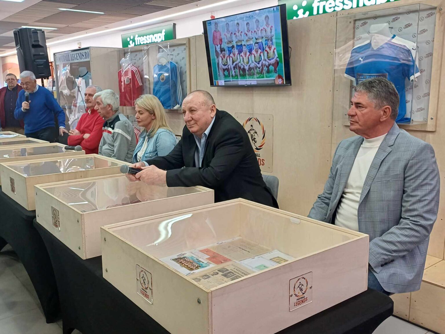 FOTO/VIDEO. Fotbaliști de legendă, la Craiova! Oltenii au putut vizita ...